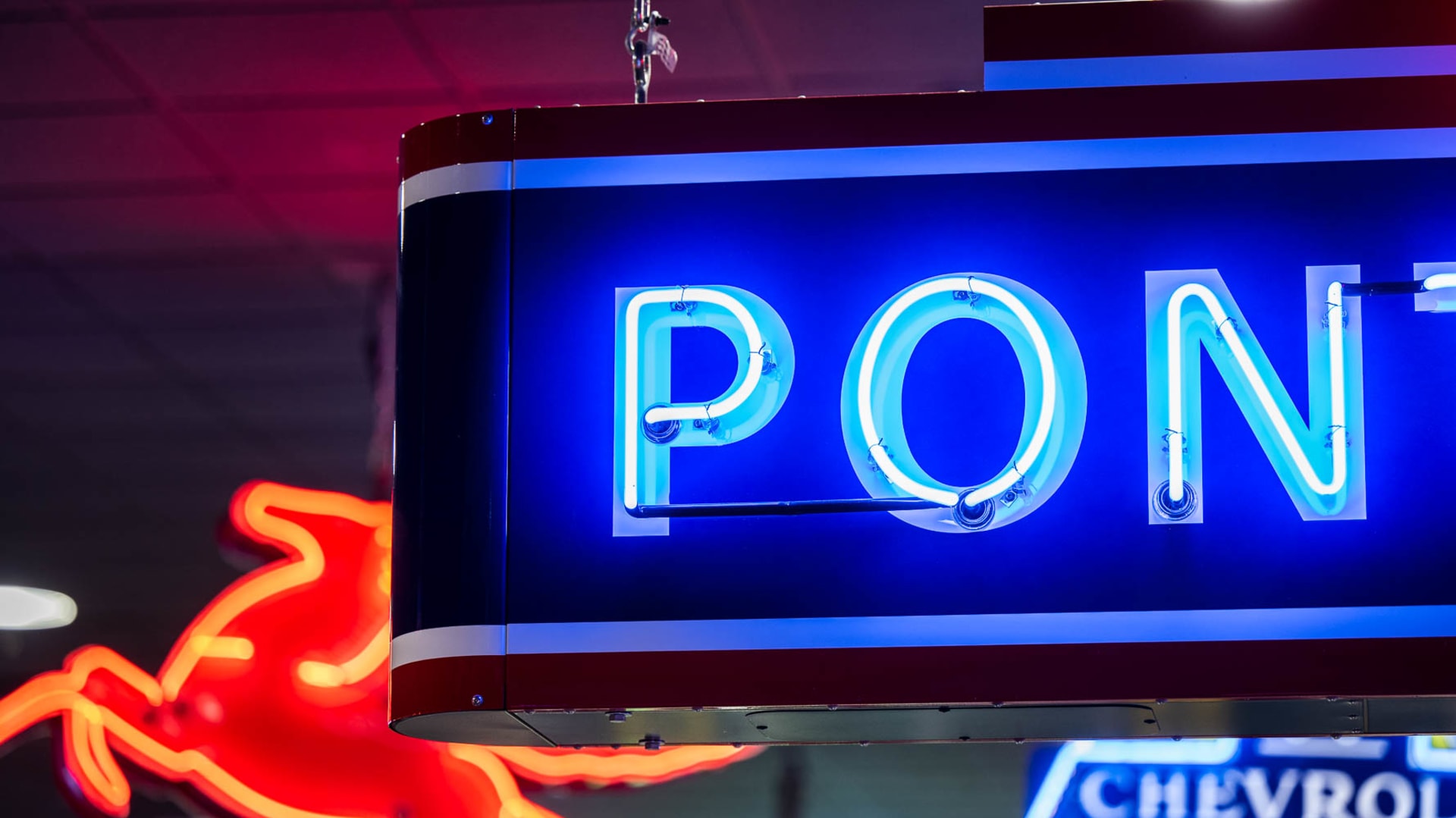 Pontiac Double-Sided Bullnose Neon Sign at The World’s Largest Road Art ...