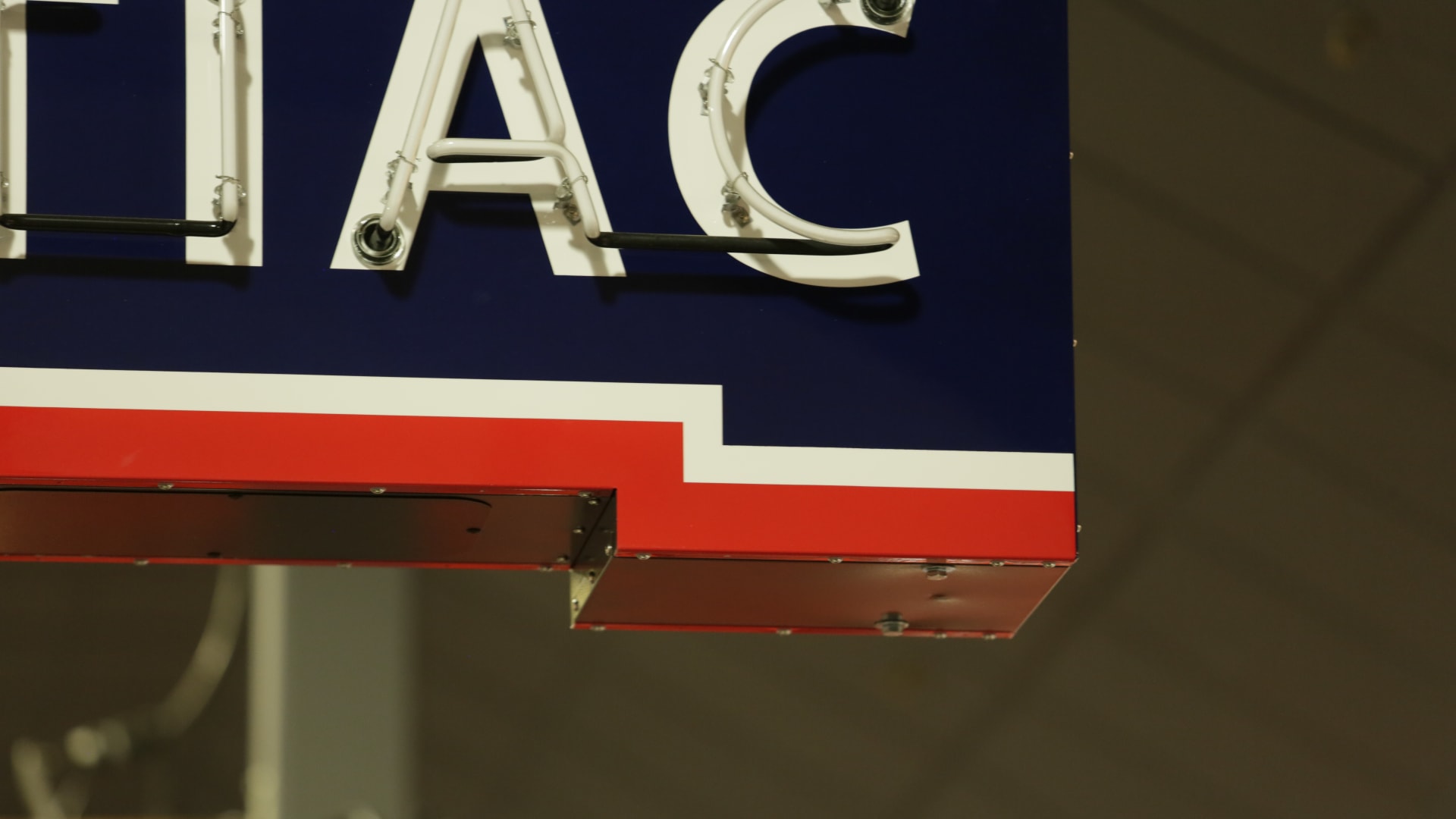 Pontiac Double-Sided Bullnose Neon Sign at The World’s Largest Road Art ...