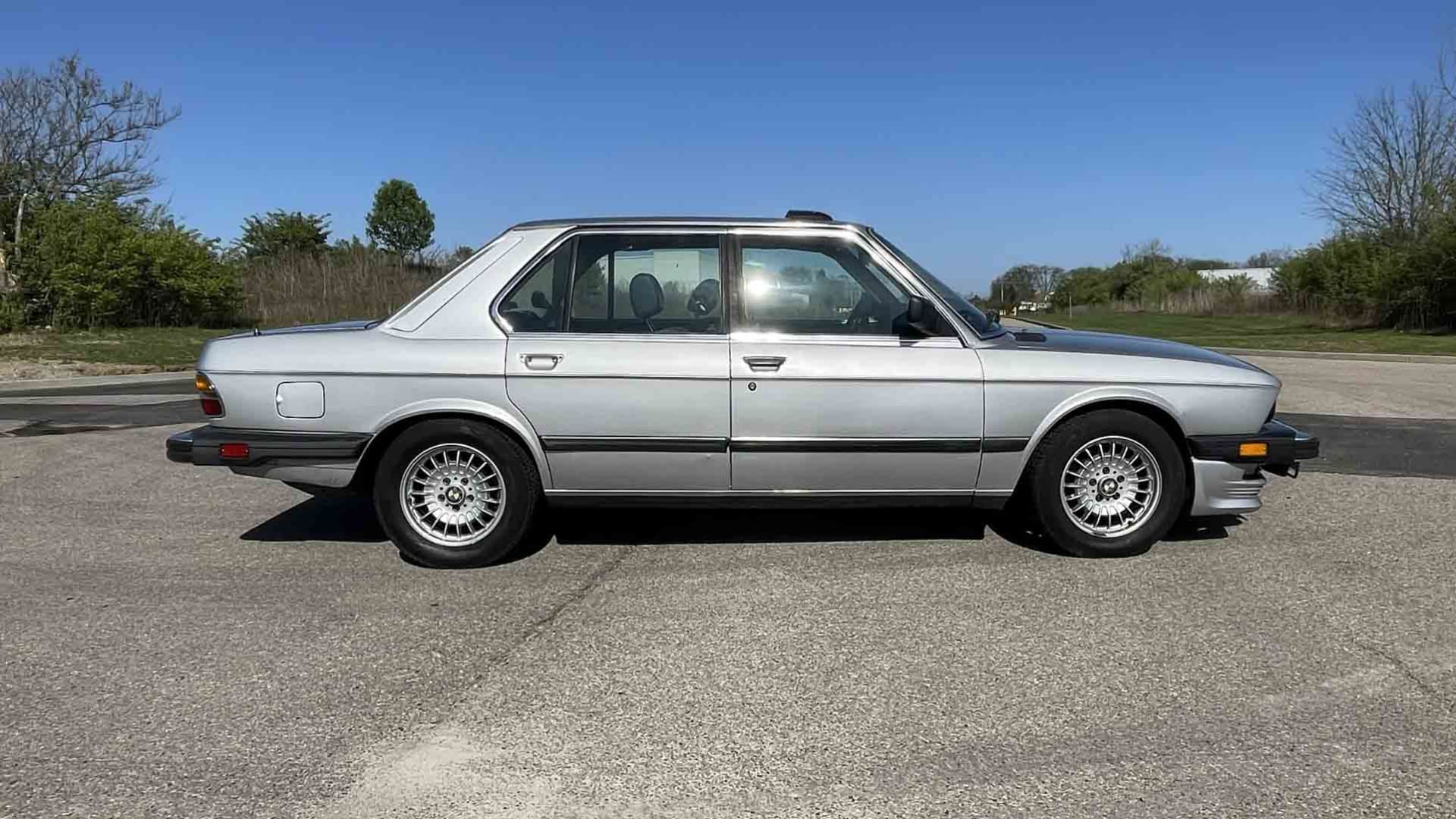 1986 BMW 528i at Indy 2023 as J175 - Mecum Auctions