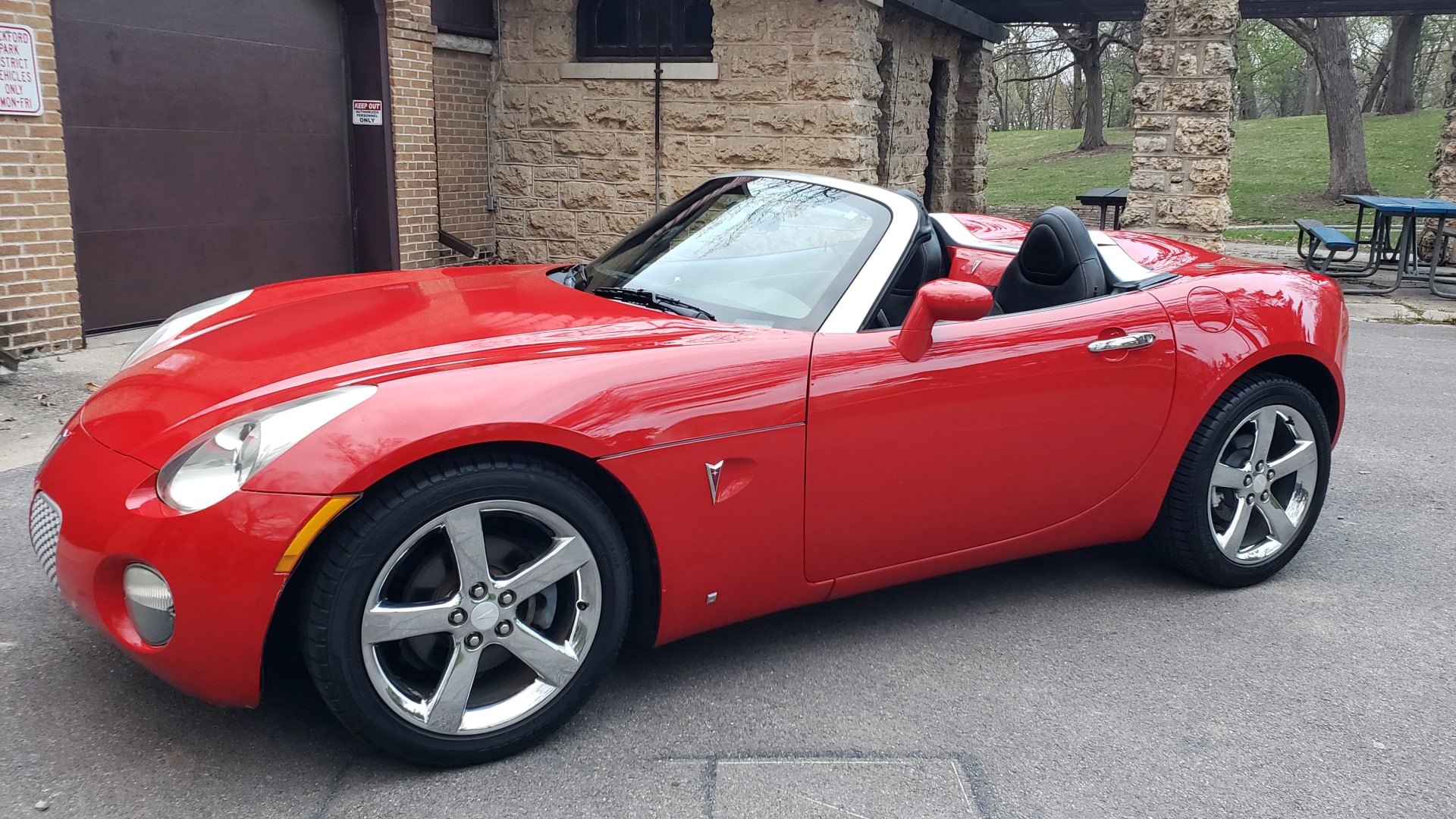 2007 Pontiac Solstice Convertible at Indy 2023 as J10 - Mecum Auctions