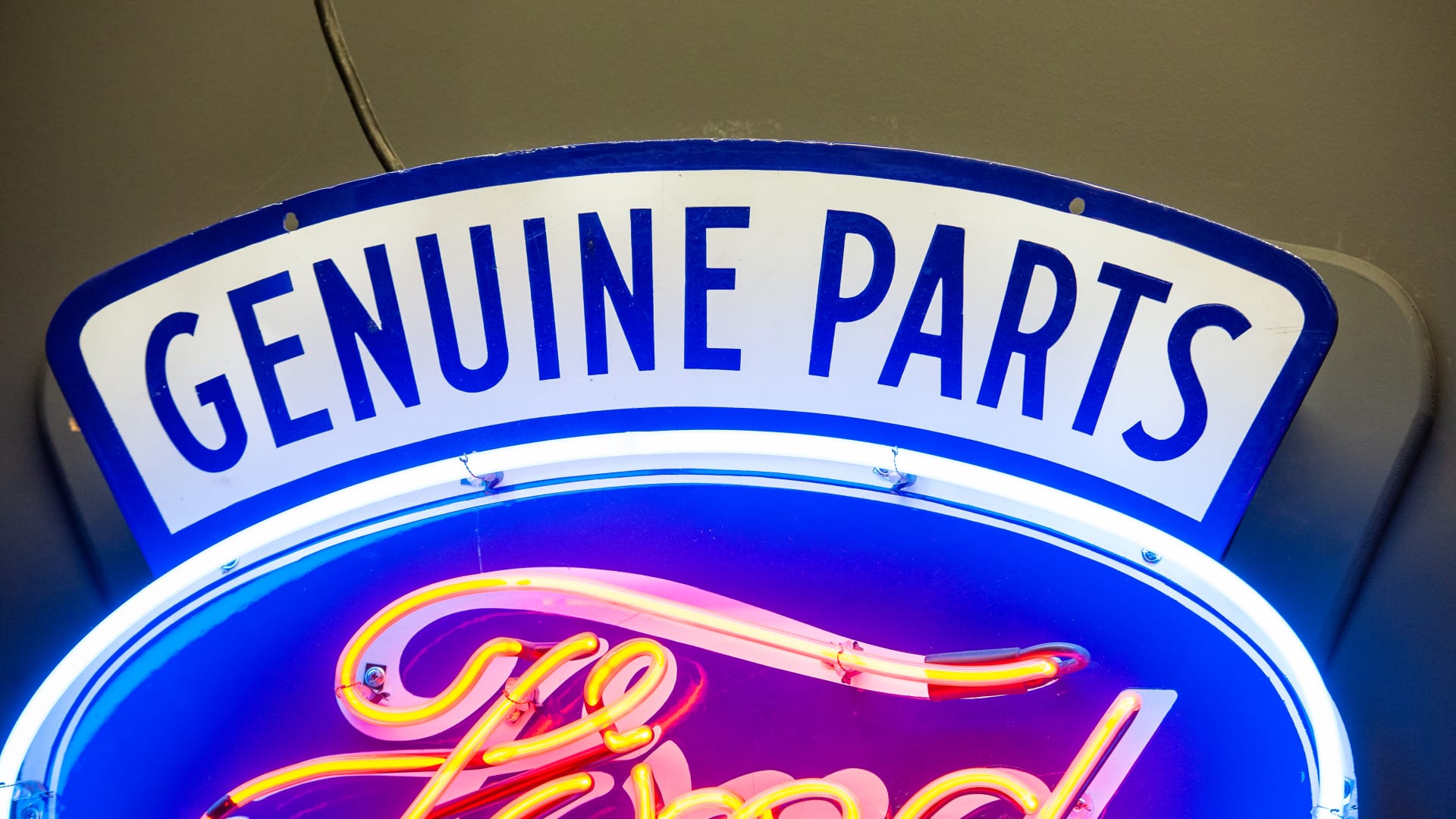 Ford V8 Single-Sided Porcelain Neon Sign at The World’s Largest Road ...