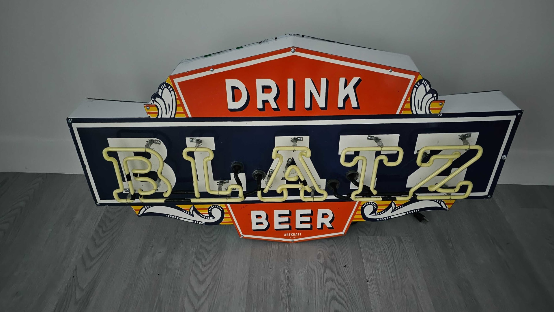 Blatz Beer Single-Sided Porcelain Neon Sign at Indy 2023 as M433 ...