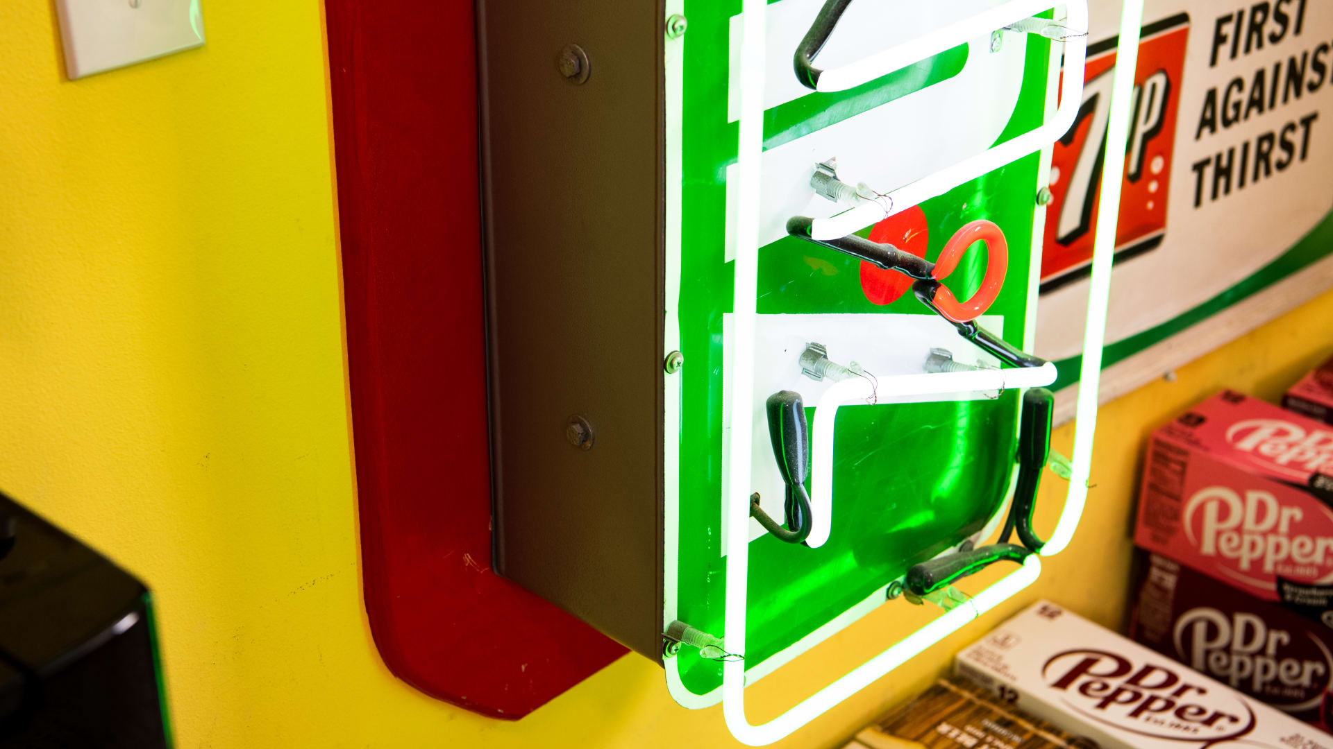 1970s-1980s 7UP Single-Sided Tin Neon Sign at The World’s Largest Road ...