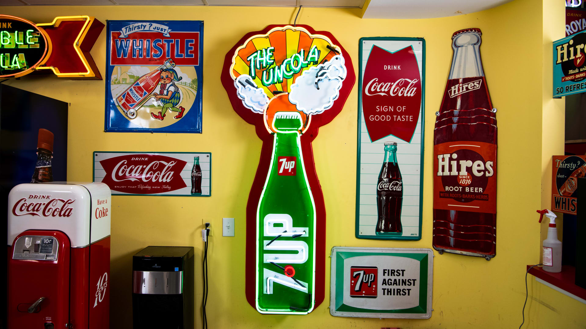1970s-1980s 7UP Single-Sided Tin Neon Sign at The World’s Largest Road ...