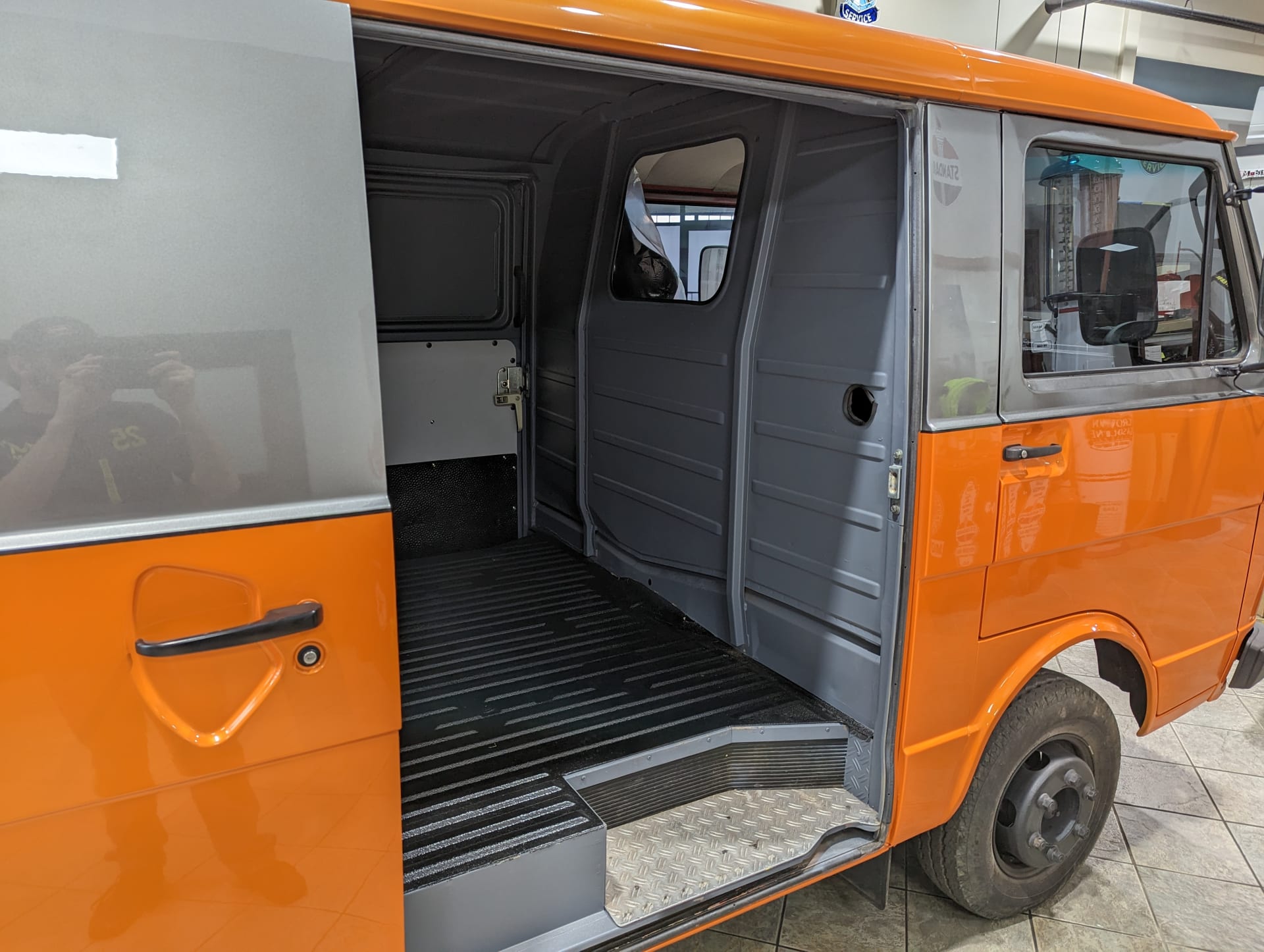 1983 Volkswagen LT35 at Indy 2023 as L10 - Mecum Auctions