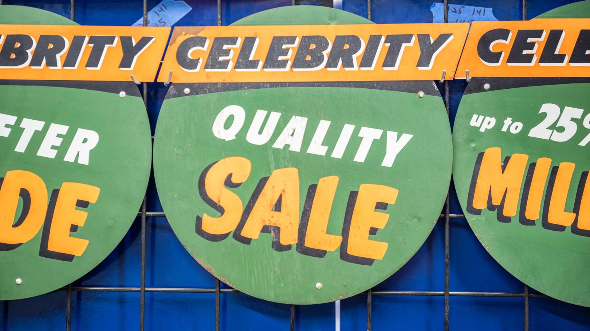 Celebrity Three-Piece Sign at The World’s Largest Road Art Auction 2023 ...