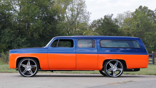 1982 Chevrolet Suburban at Chicago 2019 as F298 - Mecum Auctions