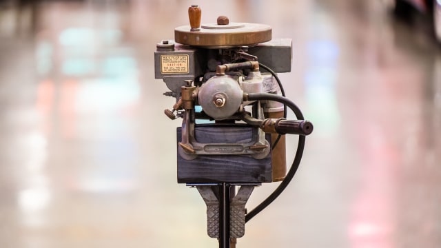 Evinrude Outboard Row Boat Motor on Stand at The World’s Largest Road ...