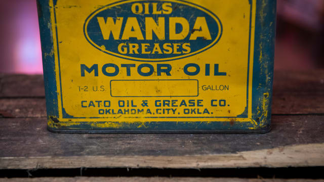 Wanda Motor Oil 1/2-Gallon Oil Can at The World’s Largest Road Art ...