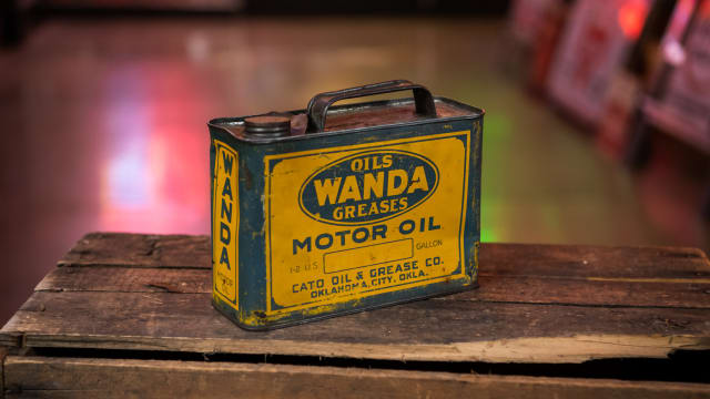 Wanda Motor Oil 1/2-Gallon Oil Can at The World’s Largest Road Art ...