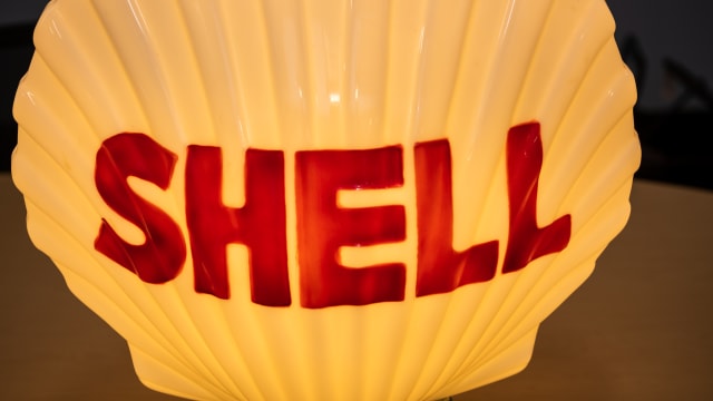 Shell Clamshell Gas Pump Globe at The World’s Largest Road Art Auction ...