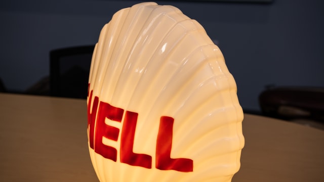 Shell Clamshell Gas Pump Globe at The World’s Largest Road Art Auction ...