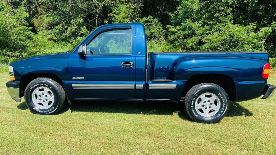 2000 Chevrolet 1500 Silverado Pickup at Dallas 2021 as F184 - Mecum ...