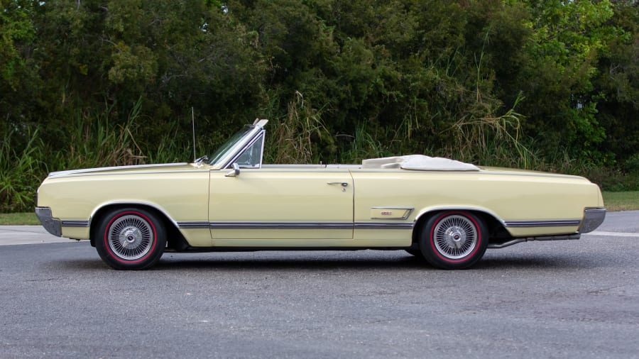 1965 Oldsmobile 442 Convertible at Kissimmee 2019 as F90 - Mecum Auctions