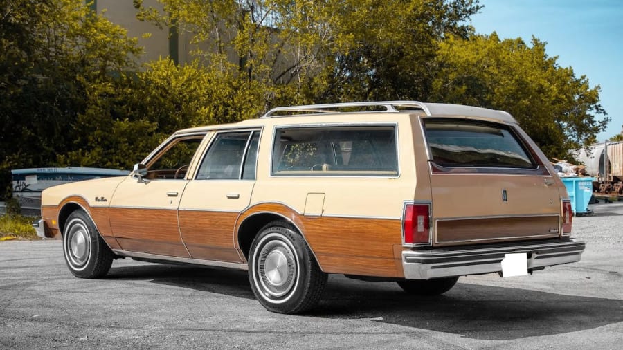1977 Oldsmobile Custom Cruiser Wagon at Kissimmee 2021 as L33 - Mecum ...