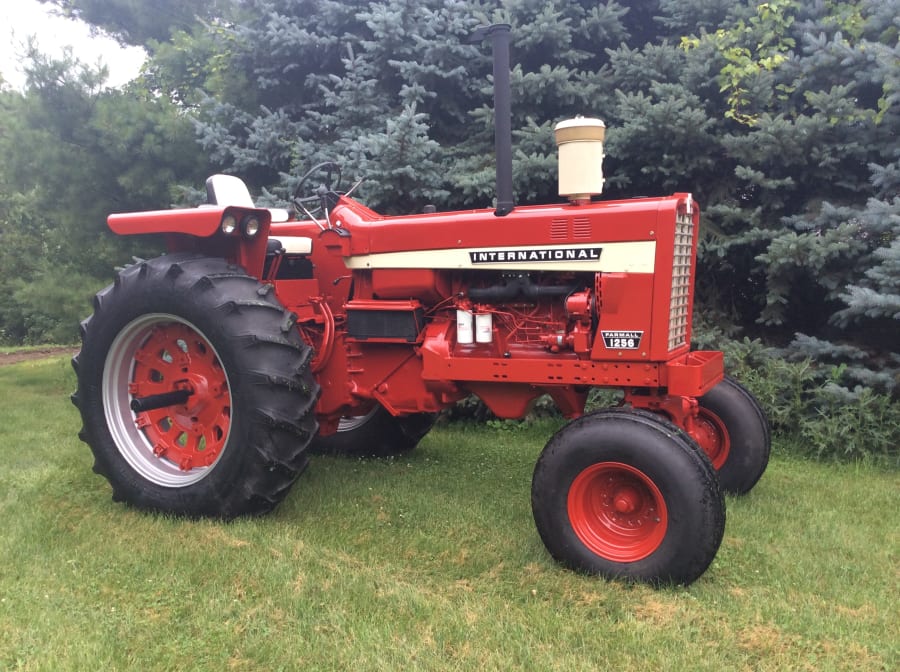 Farmall 1256 at Gone Farmin' Walworth 2014 as F44 - Mecum Auctions