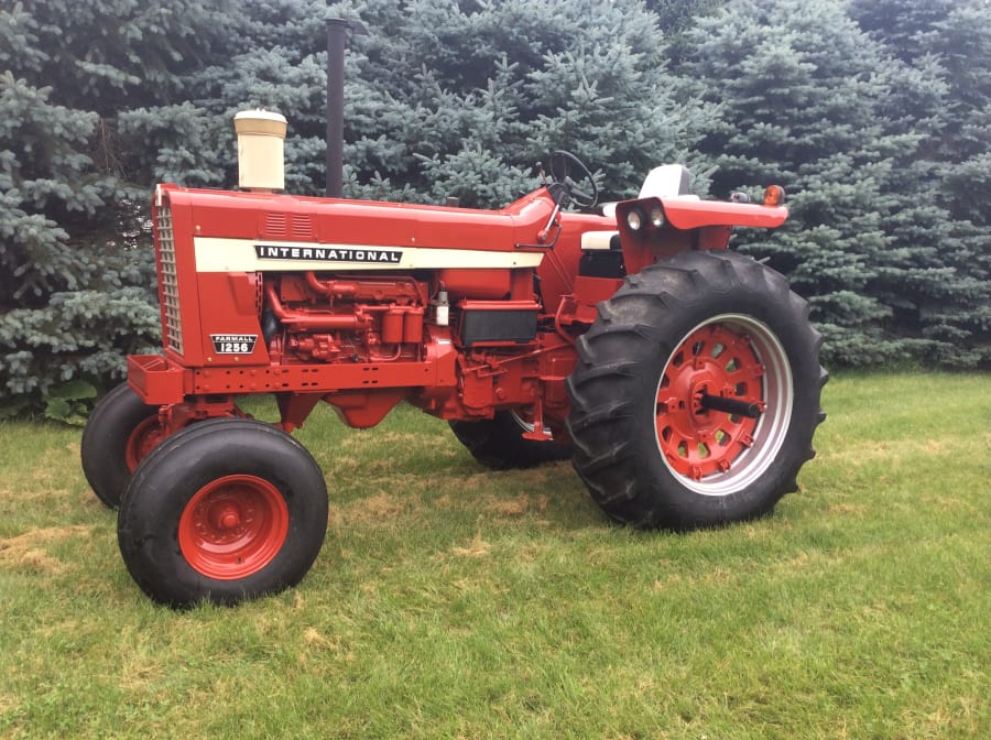 Farmall 1256 at Gone Farmin' Walworth 2014 as F44 - Mecum Auctions