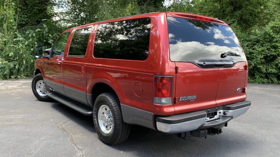 2002 Ford Excursion XLT Premium at Indy 2020 as T305 - Mecum Auctions