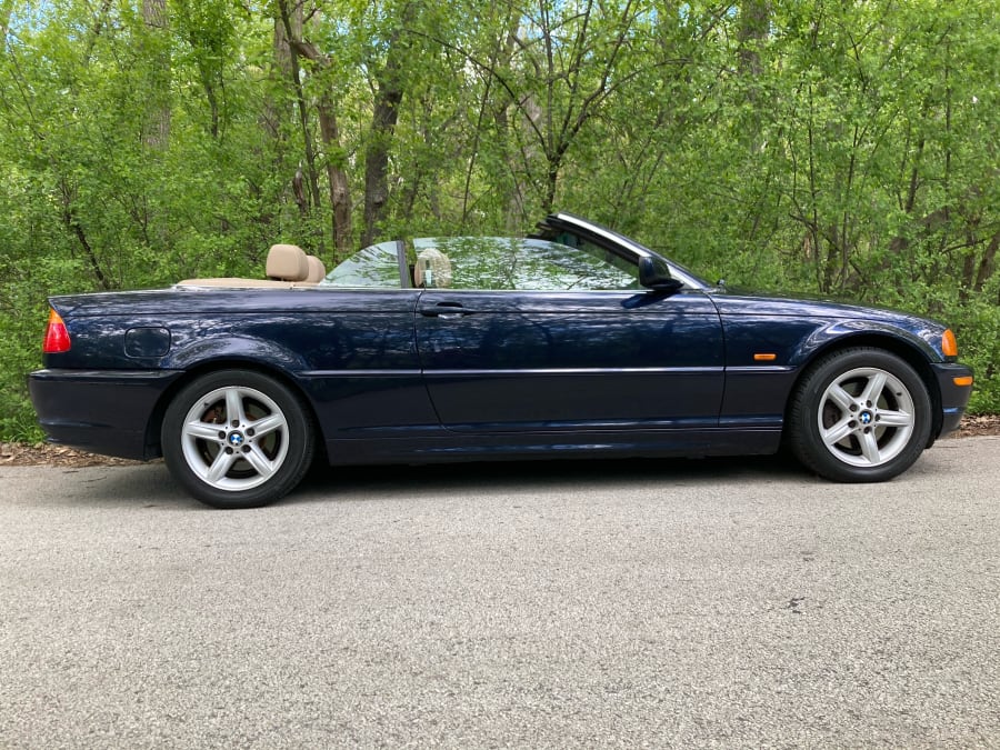 2002 BMW 325i at Indy 2021 as L195 - Mecum Auctions