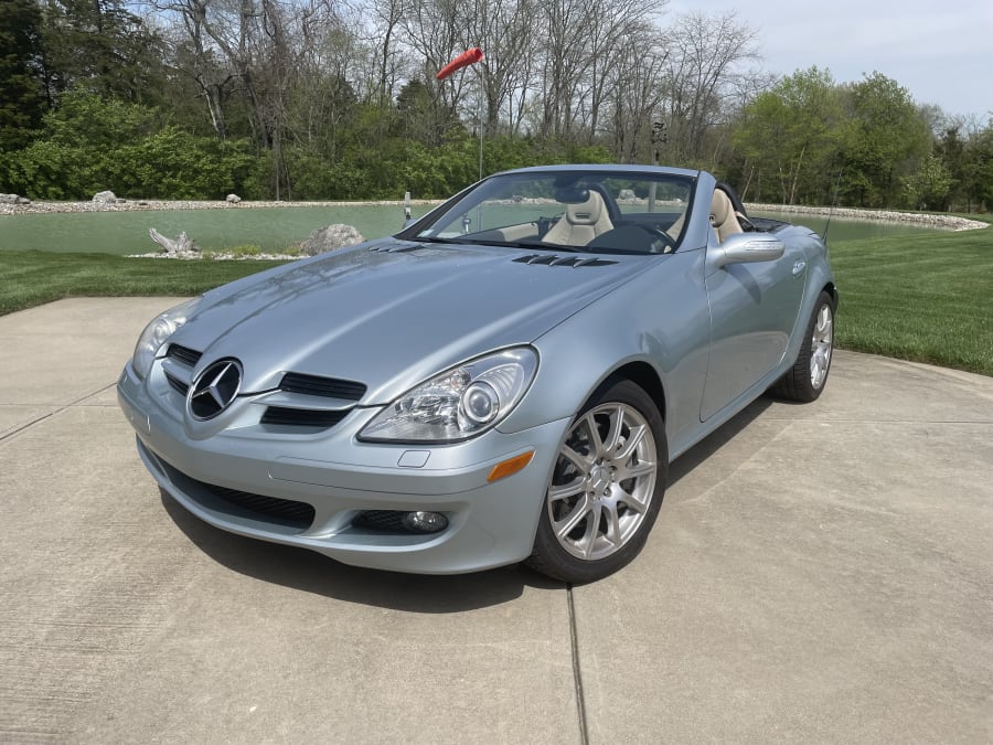 2005 Mercedes-Benz SLK350 Convertible at Indy 2023 as J17 - Mecum Auctions