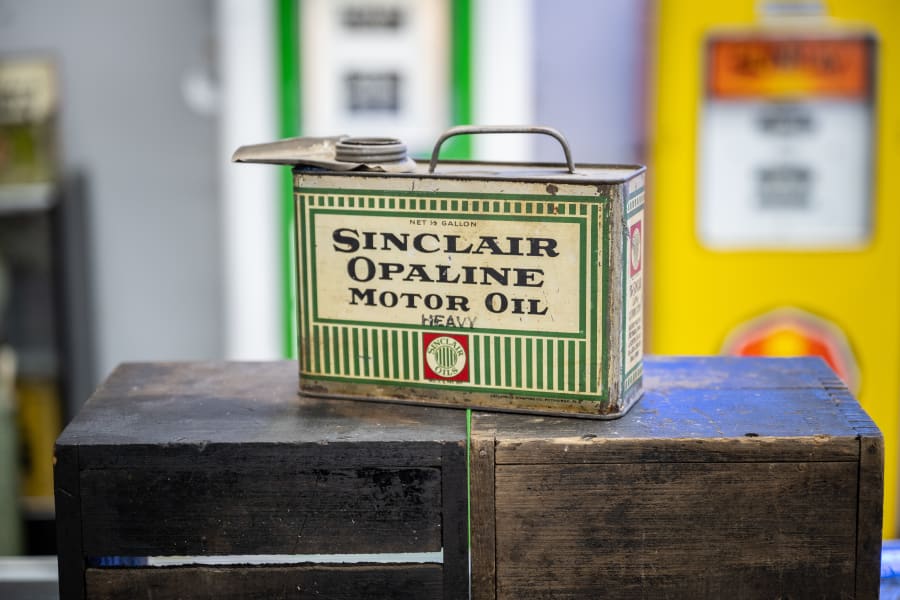 Sinclair Opaline Motor Oil 1/2-Gallon Oil Can at The World’s Largest ...