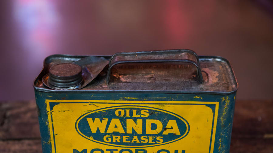 Wanda Motor Oil 1/2-Gallon Oil Can at The World’s Largest Road Art ...