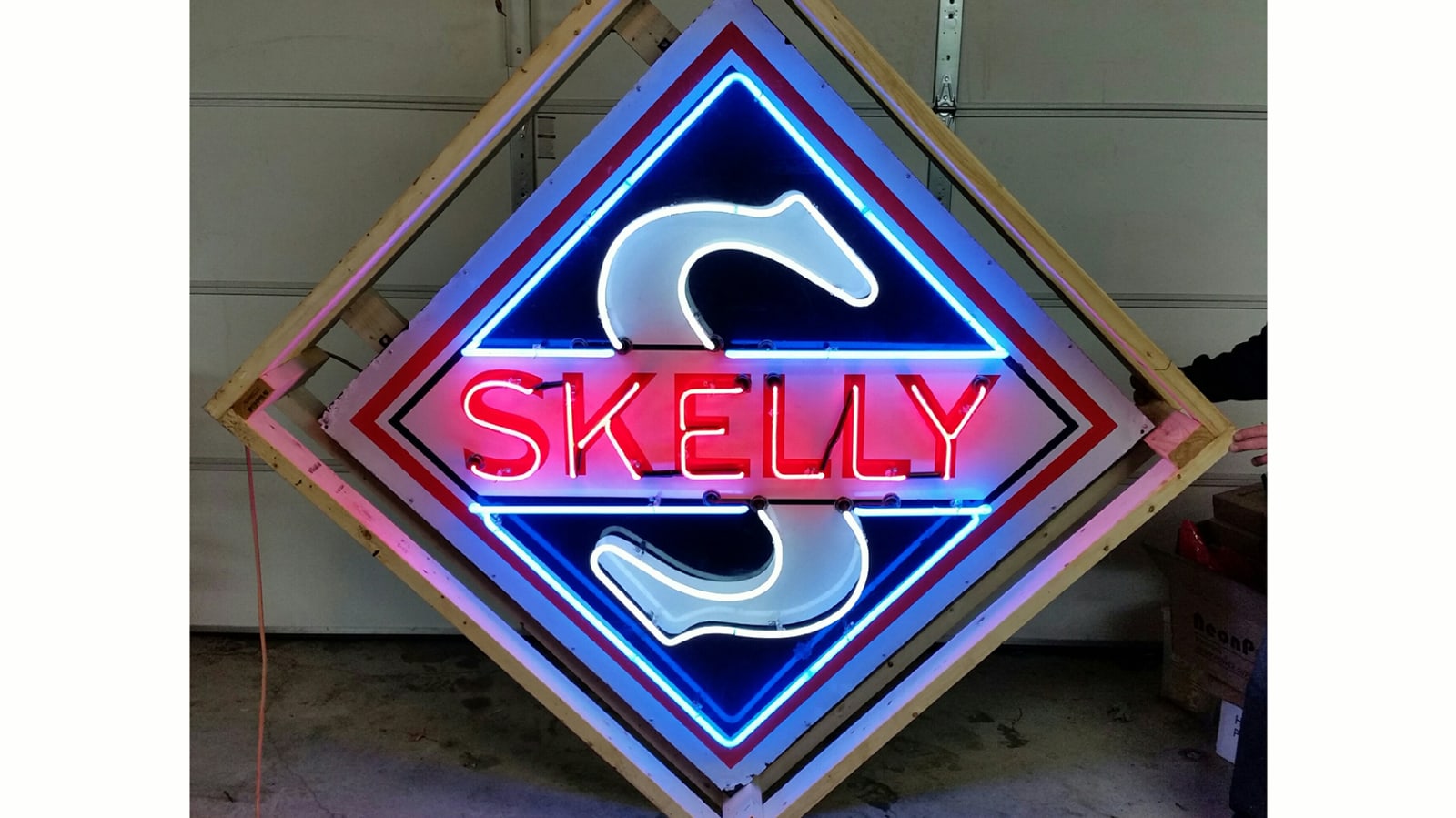Skelly Neon Sign SSPN 48x48 at Chicago 2016 as J37 - Mecum Auctions