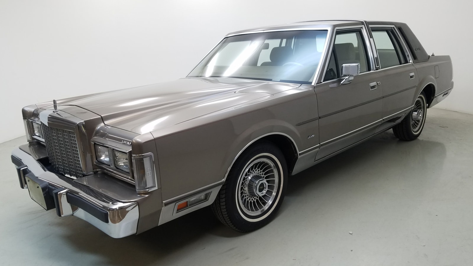 1986 Lincoln Town Car at Chicago 2022 as T12 - Mecum Auctions