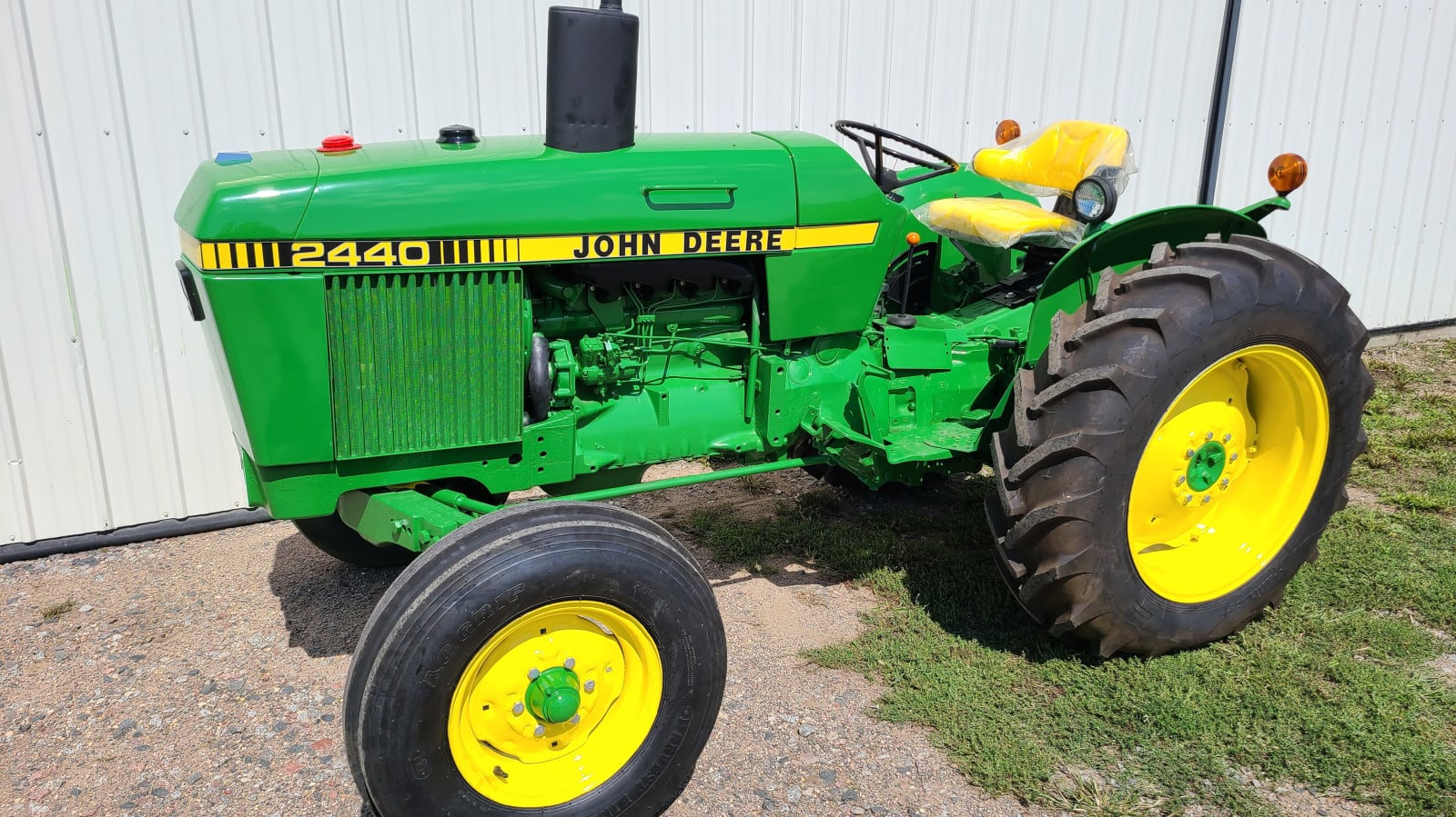 1982 John Deere 2440 at Gone Farmin' Fall Premier 2021 as S69 - Mecum ...