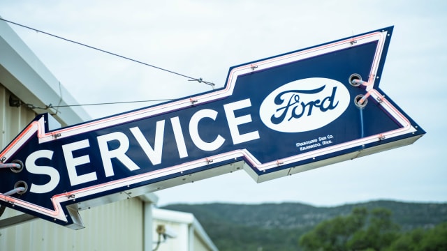 Ford Service Arrow Double-Sided Tin Neon Sign at Dallas 2022 as Z442 ...