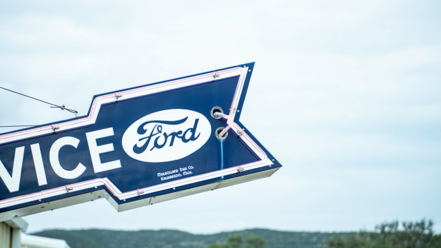 Ford Service Arrow Double-Sided Tin Neon Sign at Dallas 2022 as Z442 ...