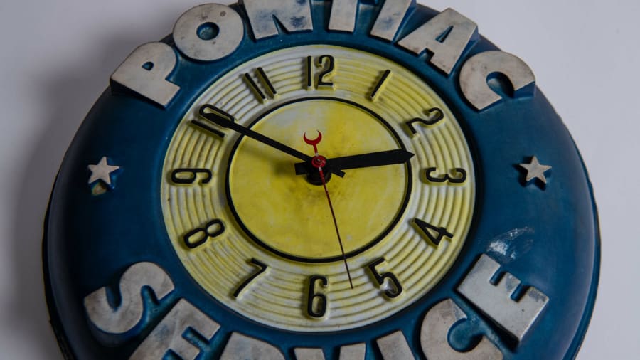 1950s Pontiac Service Clock at Indy Road Art 2022 as B182 - Mecum Auctions