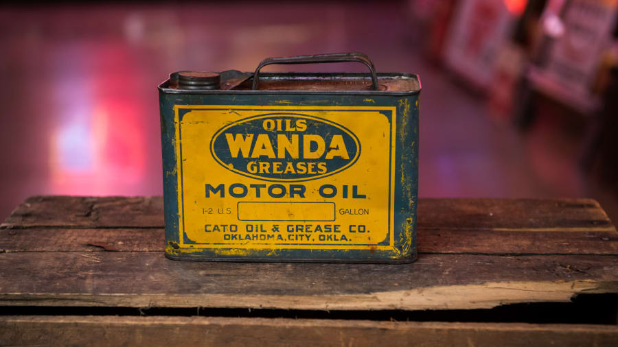 Wanda Motor Oil 1/2-Gallon Oil Can at The World’s Largest Road Art ...