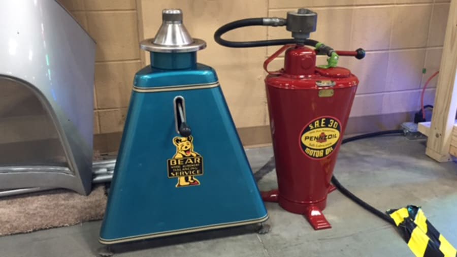 Bear Wheel Balancer And Pennzoil Oil Pump for Sale at Auction - Mecum ...