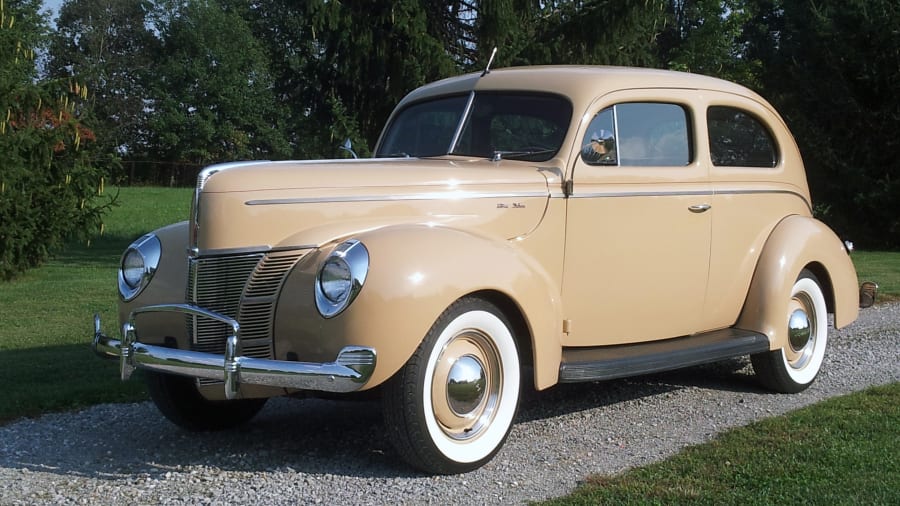 1940 Ford Deluxe Sedan at Chicago 2014 as F209 - Mecum Auctions