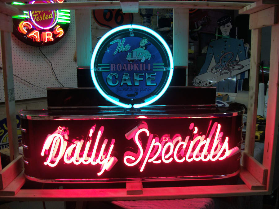 Road Kill Cafe Neon Sign for Sale at Auction - Mecum Auctions
