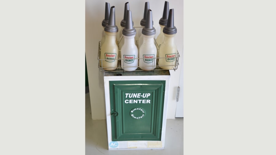 Sinclair Cabinet And Oil Rack With Bottles Lot Of 2 at Kissimmee 2018 ...