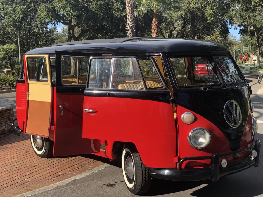 1970 Volkswagen Deluxe Microbus at Kissimmee 2019 as U219 - Mecum Auctions