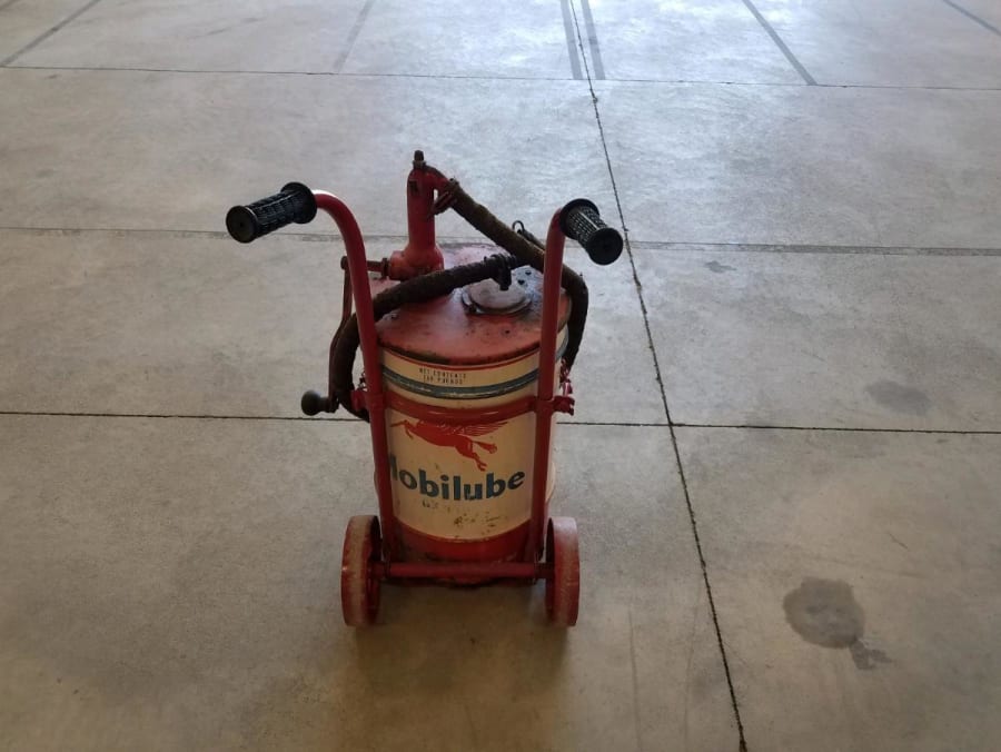 Mobiloil Lubster With Cart 18x37x32 at Davenport 2020 as H191 - Mecum ...