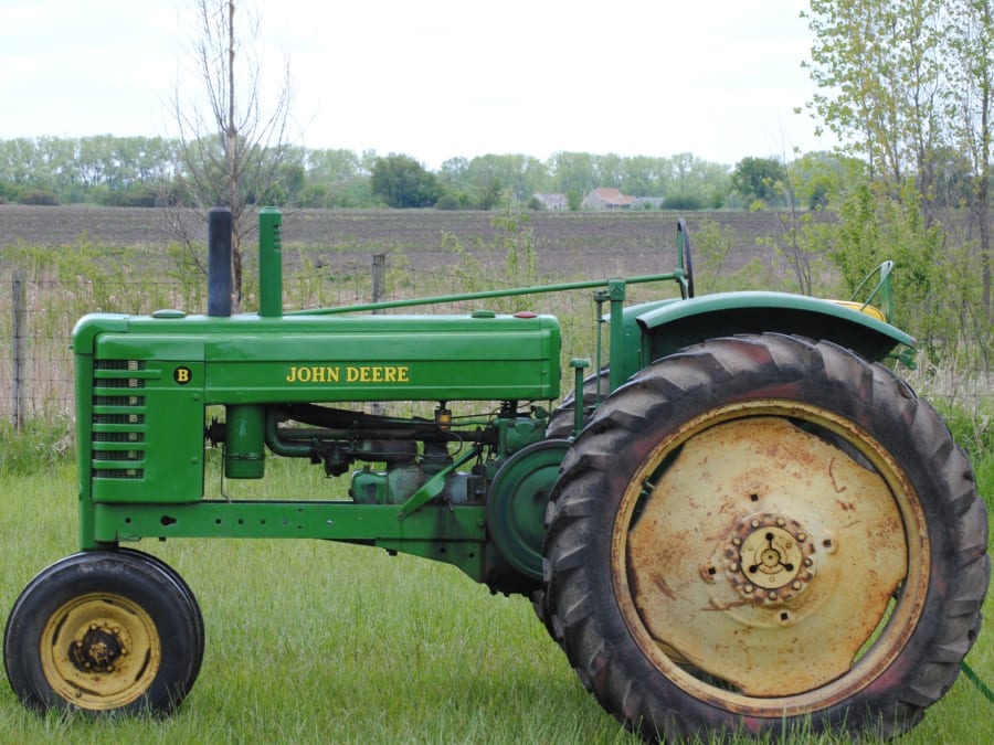 John Deere B at Gone Farmin' Fall 2012 as S144 - Mecum Auctions