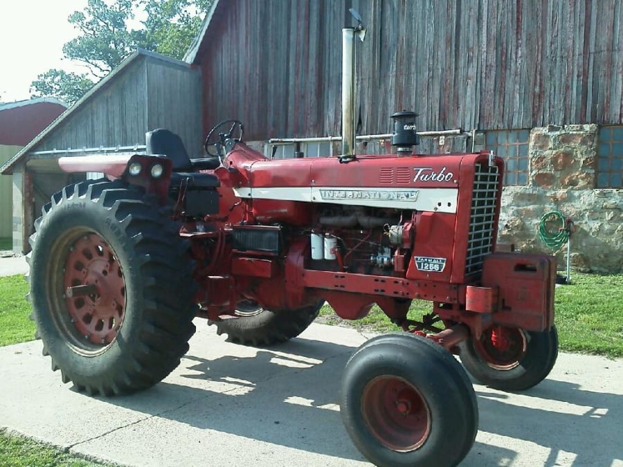 1968 Farmall 1256 at Gone Farmin' Walworth 2013 as F86 - Mecum Auctions
