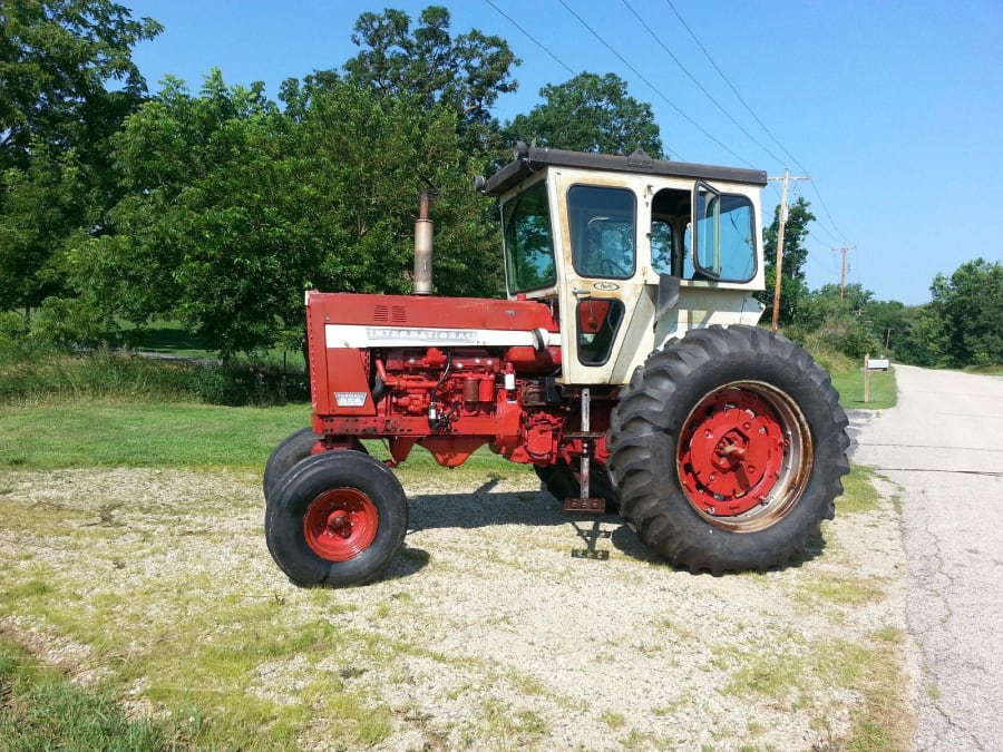 1968 Farmall 856 at Gone Farmin' Walworth 2013 as S164 - Mecum Auctions