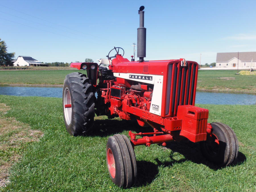 1964 Farmall 806 at Gone Farmin' Iowa 2013 asS88 - Mecum Auctions