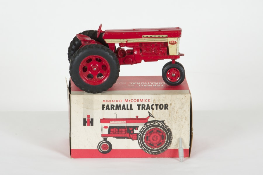 IH 560 Eska at Gone Farmin' Iowa 2014 as M164 - Mecum Auctions