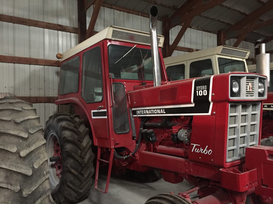 1976 International Hydro 100 Black Stripe at Gone Farmin' Spring ...