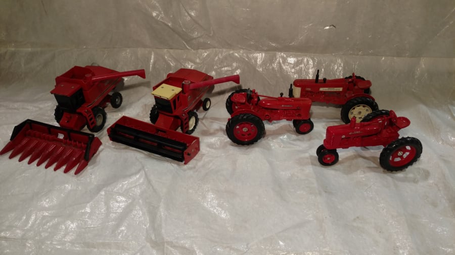 International 5 Tractor Set at Davenport 2016 as T41 - Mecum Auctions