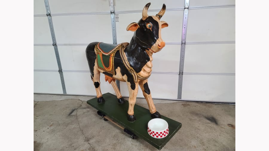 Cow Display 60x57x18 at Gone Farmin' Fall Premier 2020 as M83 - Mecum ...