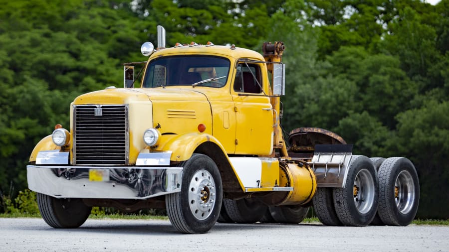 1958 International 405 Conventional at Gone Farmin' Fall Premier 2021 ...