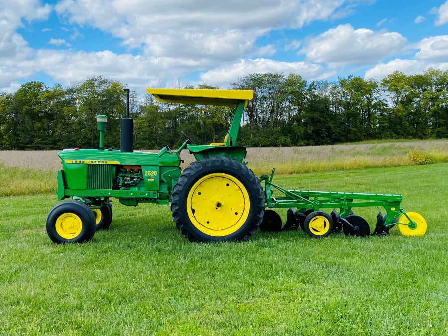 1970 John Deere 2520 at Gone Farmin' Fall Premier 2022 as S33 - Mecum ...