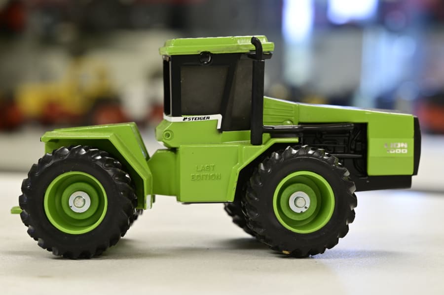 1:43 Scale Steiger Lion 1000 Last Edition Tractor at Schaaf Tractor ...